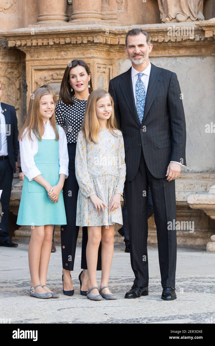 King Felipe VI and Queen Letizia with daughters Princess Leonor and ...