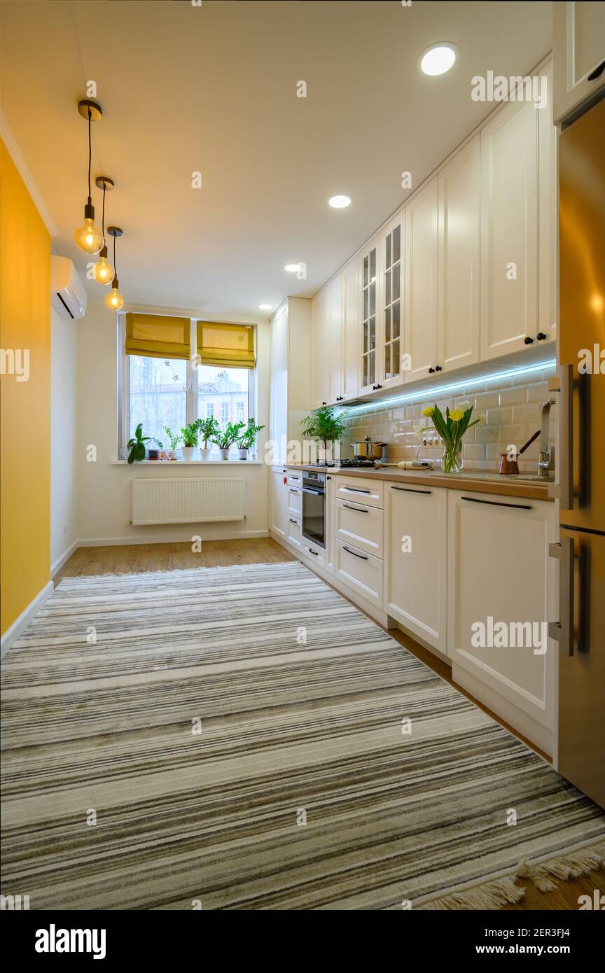 Cozy modern kitchen interior Stock Photo - Alamy