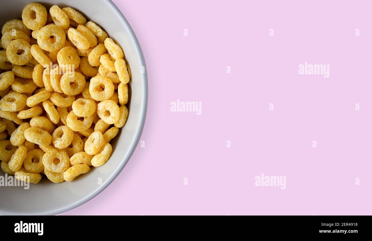 Bowl of breakfast cereal in pink background. Healthy Cereal Rings ...