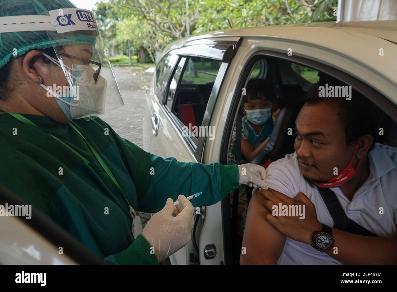 Bali, Indonesia. 28th Feb, 2021. A health worker gives a dose of COVID ...