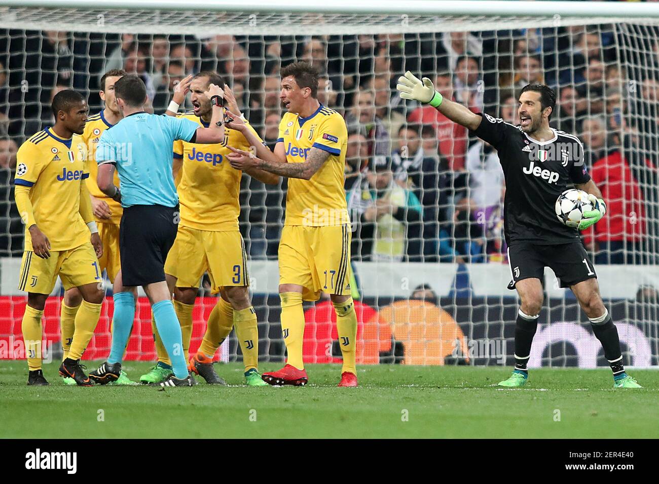 Gianluigi Buffon and Juventus Football Club's players have words with ...