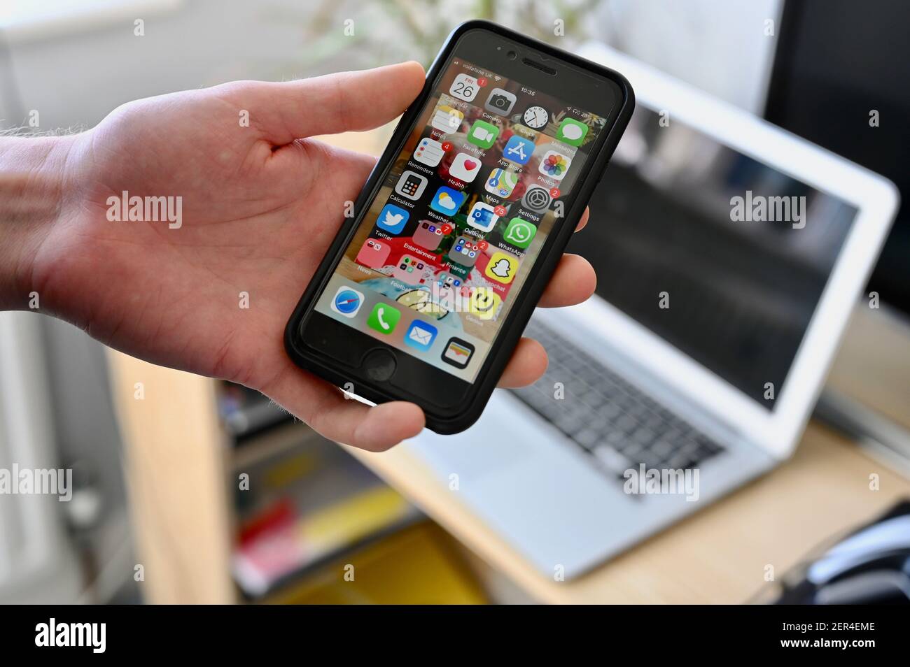 Apple iphone mobile cell hi-res stock photography and images - Alamy
