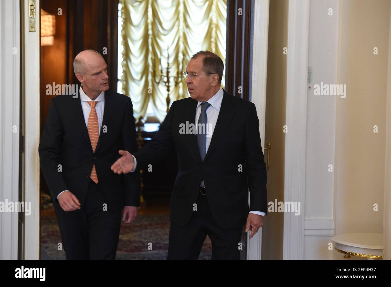 Russian Foreign Minister Sergey Lavrov (right) and Dutch Foreign ...