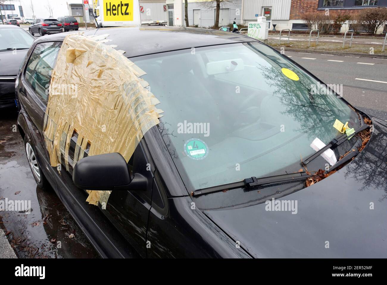 Smashed car window on the vehicle Stock Photo - Alamy