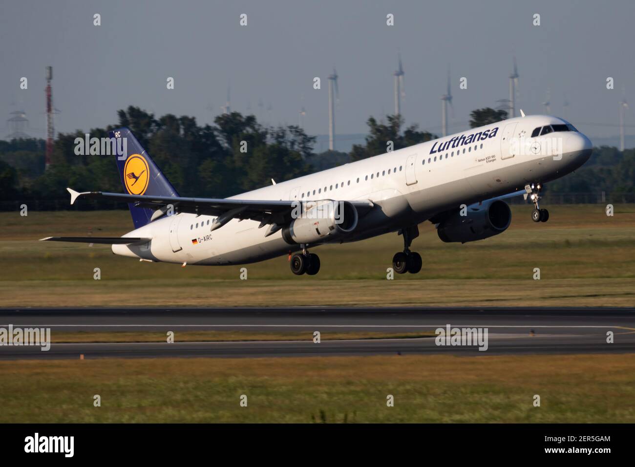 Lufthansa Airbus A321 D-AIRC passenger plane departure and take off at ...
