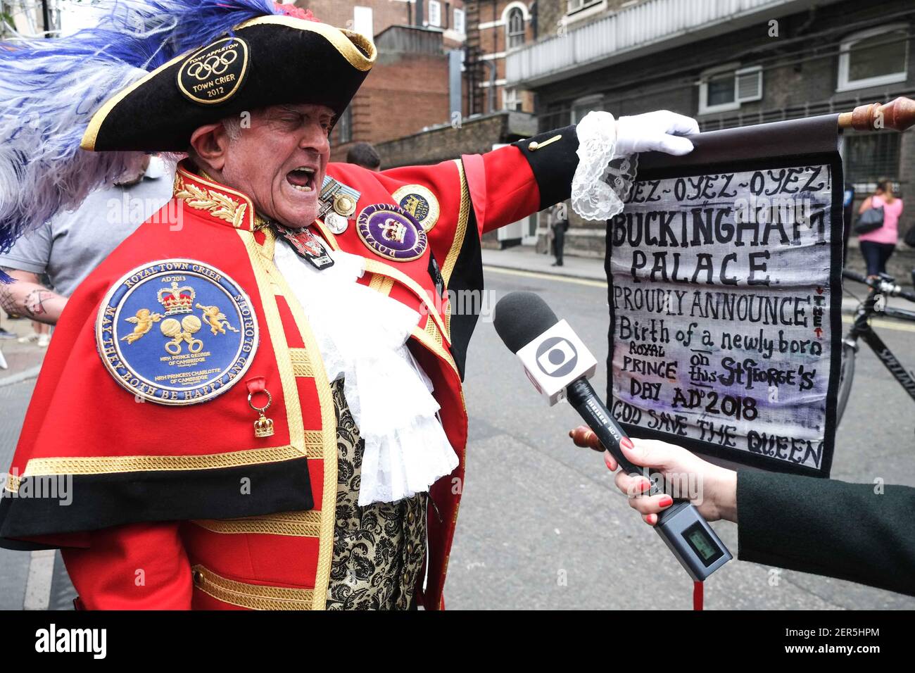 Tony Appleton a town crier from Essex announces the birth of the Duke ...