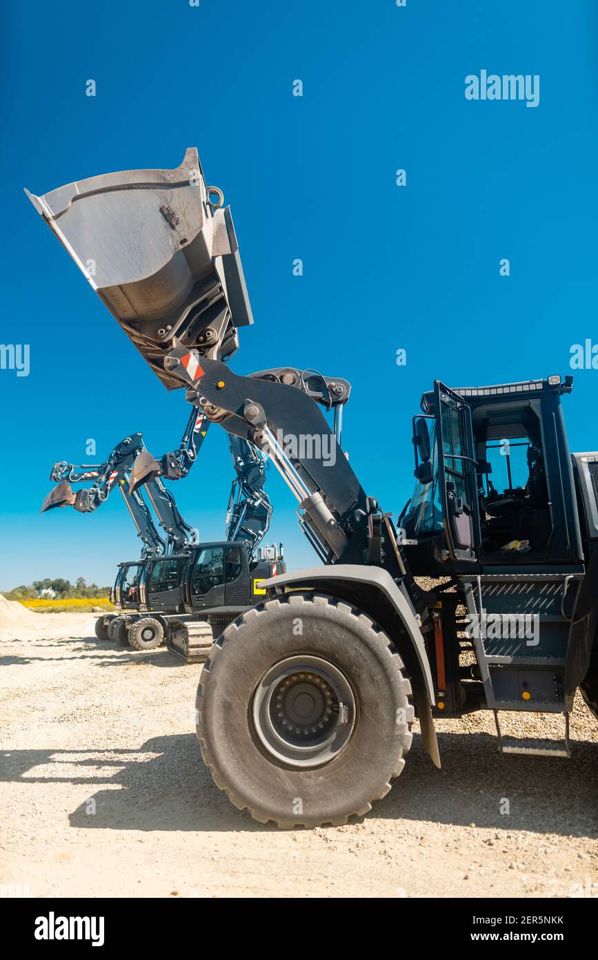 Excavator standing in industrial sand pit Stock Photo - Alamy