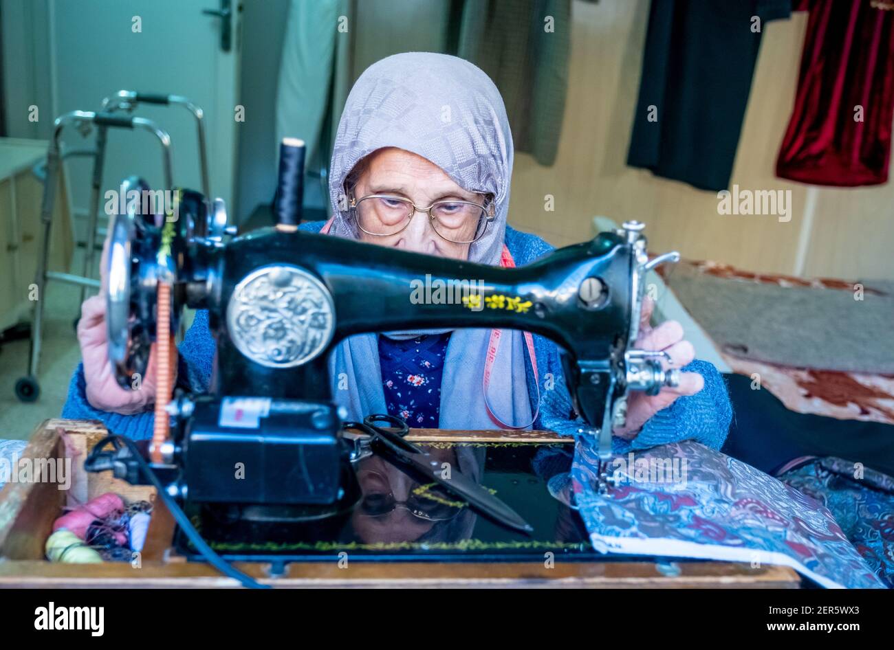 Arabic muslim old woman using old sewing machine Stock Photo - Alamy