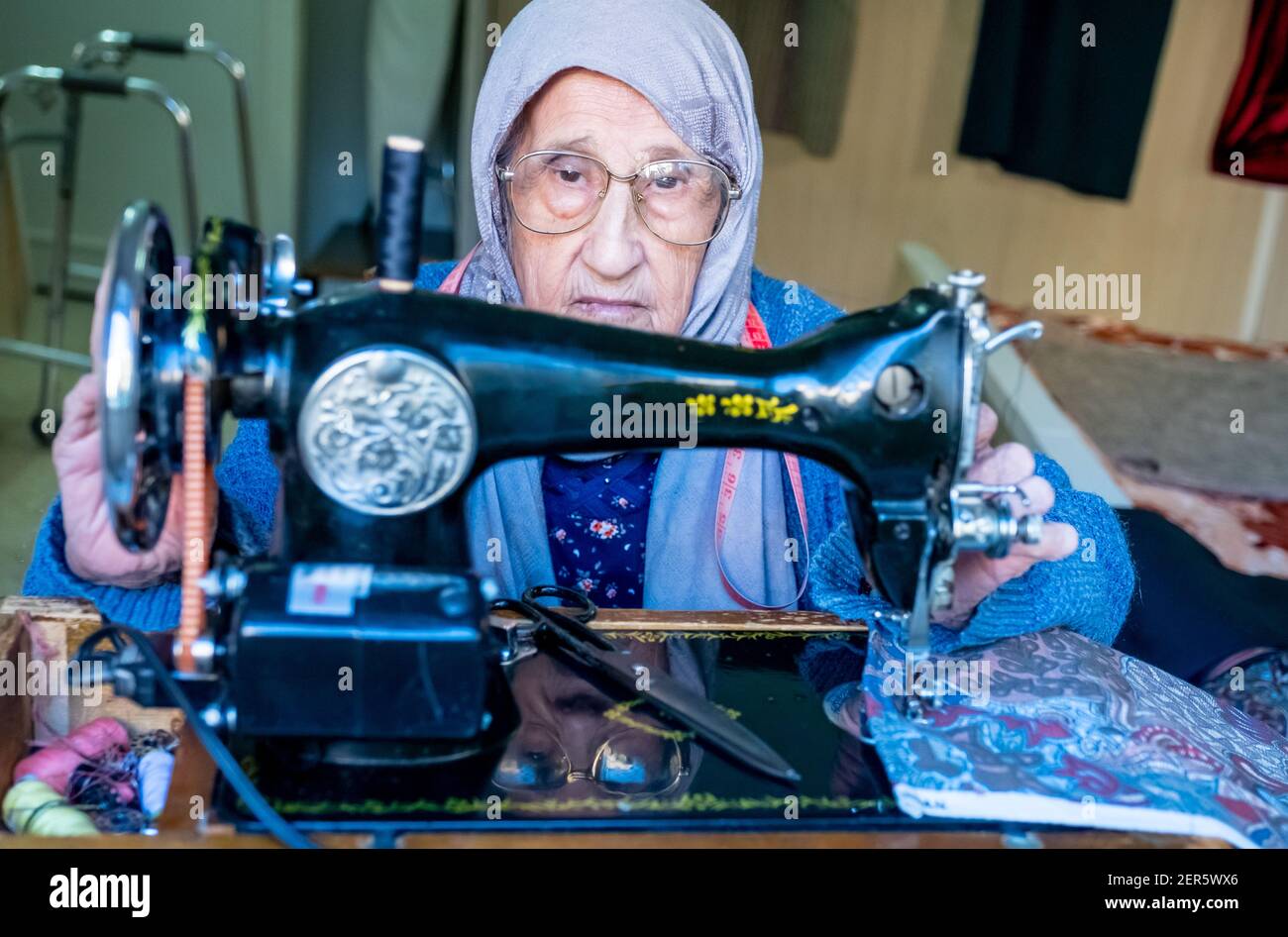 Arabic muslim old woman using old sewing machine Stock Photo - Alamy