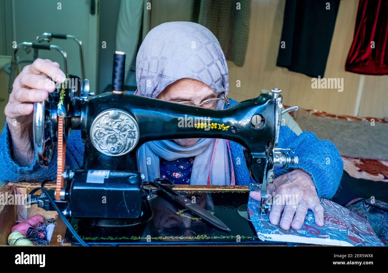 Arabic muslim old woman using old sewing machine Stock Photo - Alamy