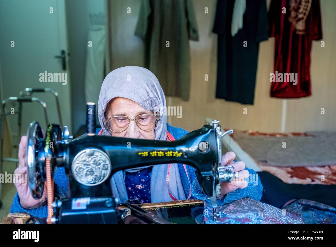 Arabic muslim old woman using old sewing machine Stock Photo - Alamy