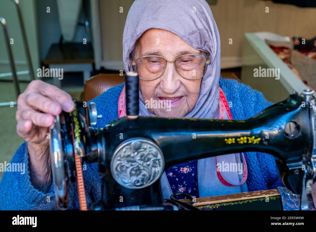 Arabic muslim old woman using old sewing machine Stock Photo - Alamy