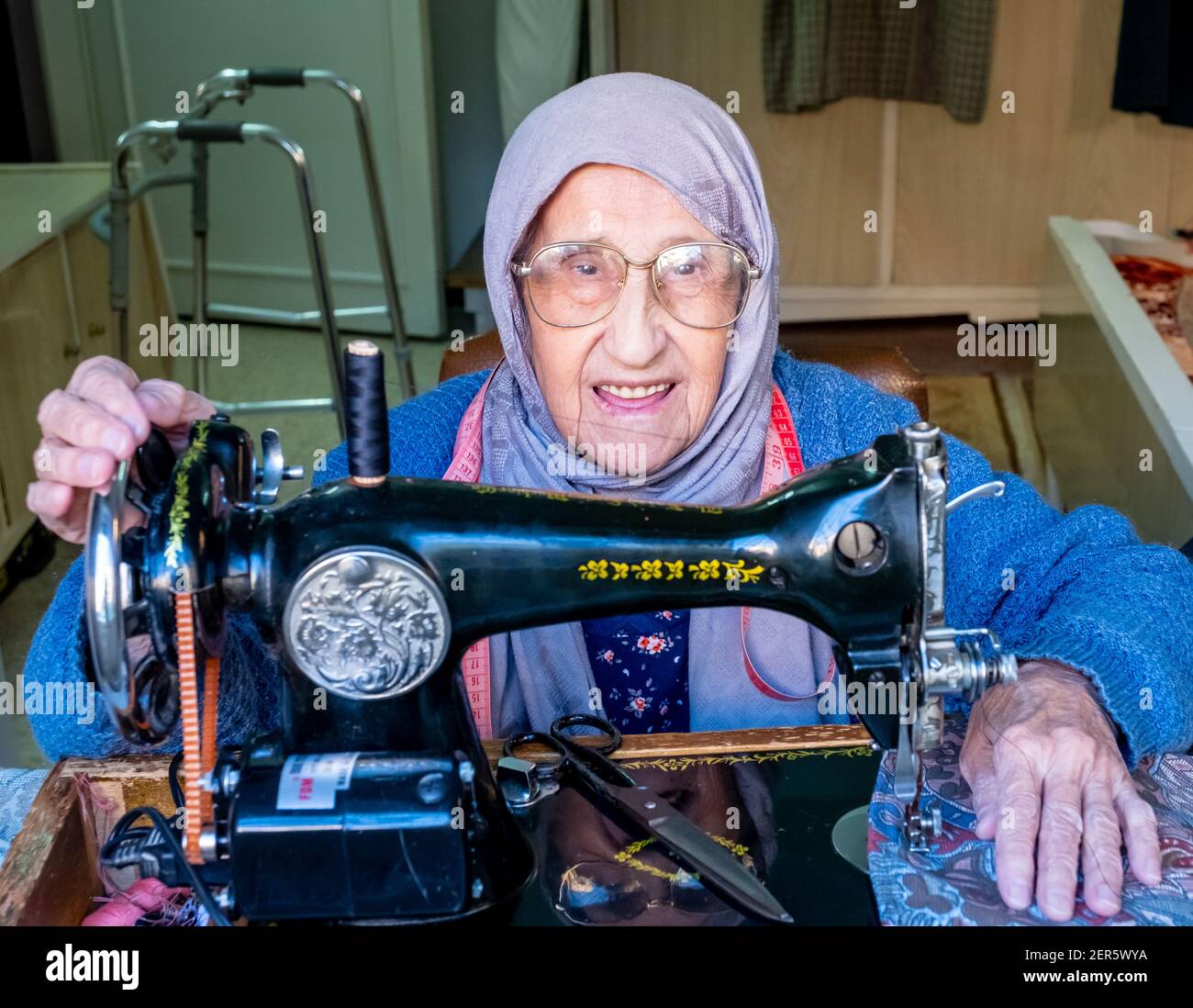 Arabic muslim old woman using old sewing machine Stock Photo - Alamy