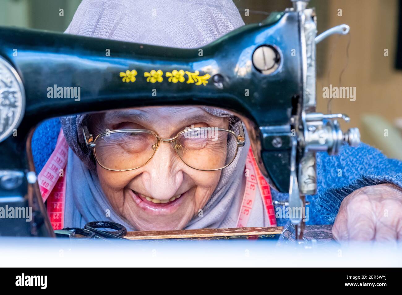 Arabic muslim old woman using old sewing machine Stock Photo - Alamy