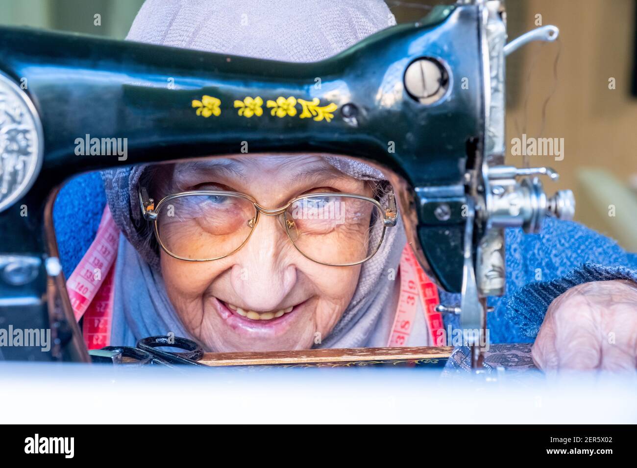 Arabic muslim old woman using old sewing machine Stock Photo - Alamy
