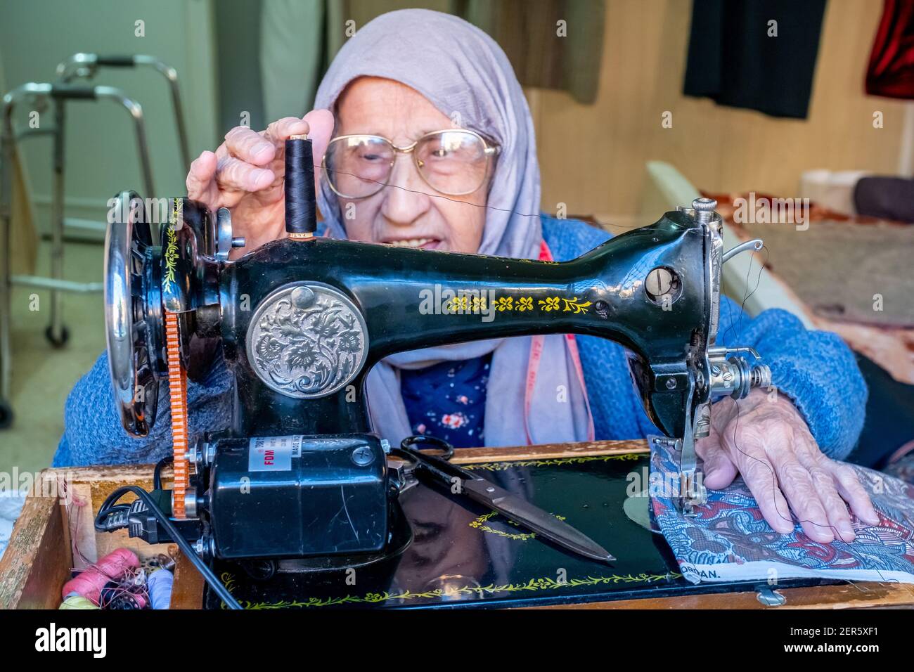 Arabic muslim old woman using old sewing machine Stock Photo - Alamy