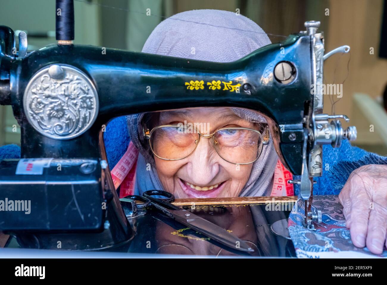 Arabic muslim old woman using old sewing machine Stock Photo - Alamy
