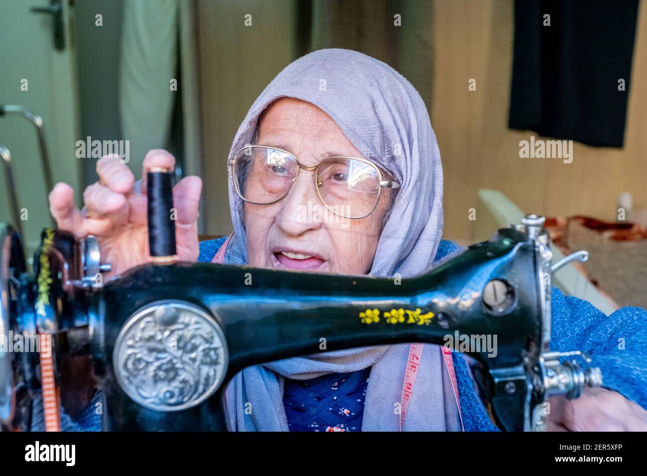 Arabic muslim old woman using old sewing machine Stock Photo - Alamy