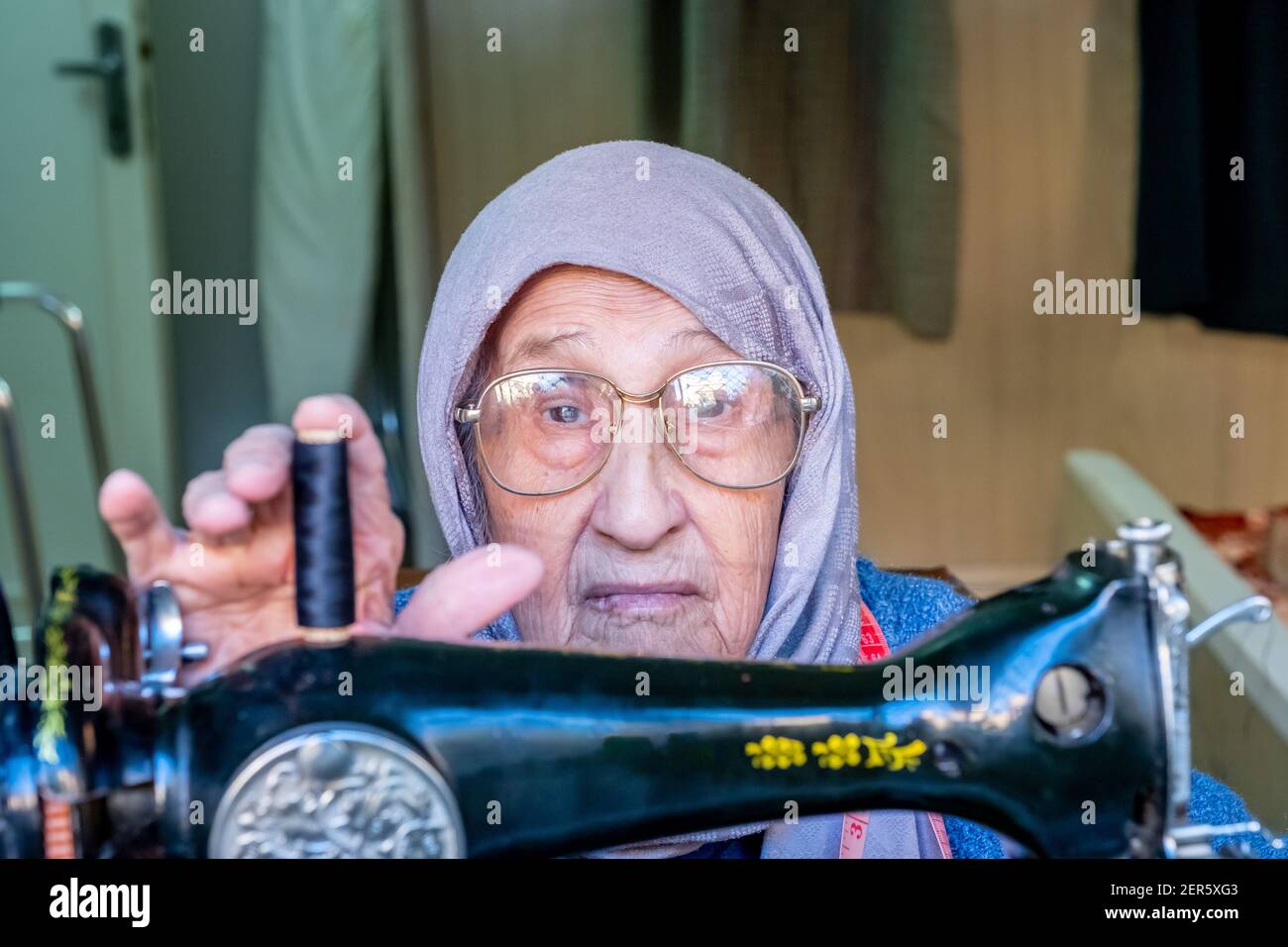 Arabic muslim old woman using old sewing machine Stock Photo - Alamy