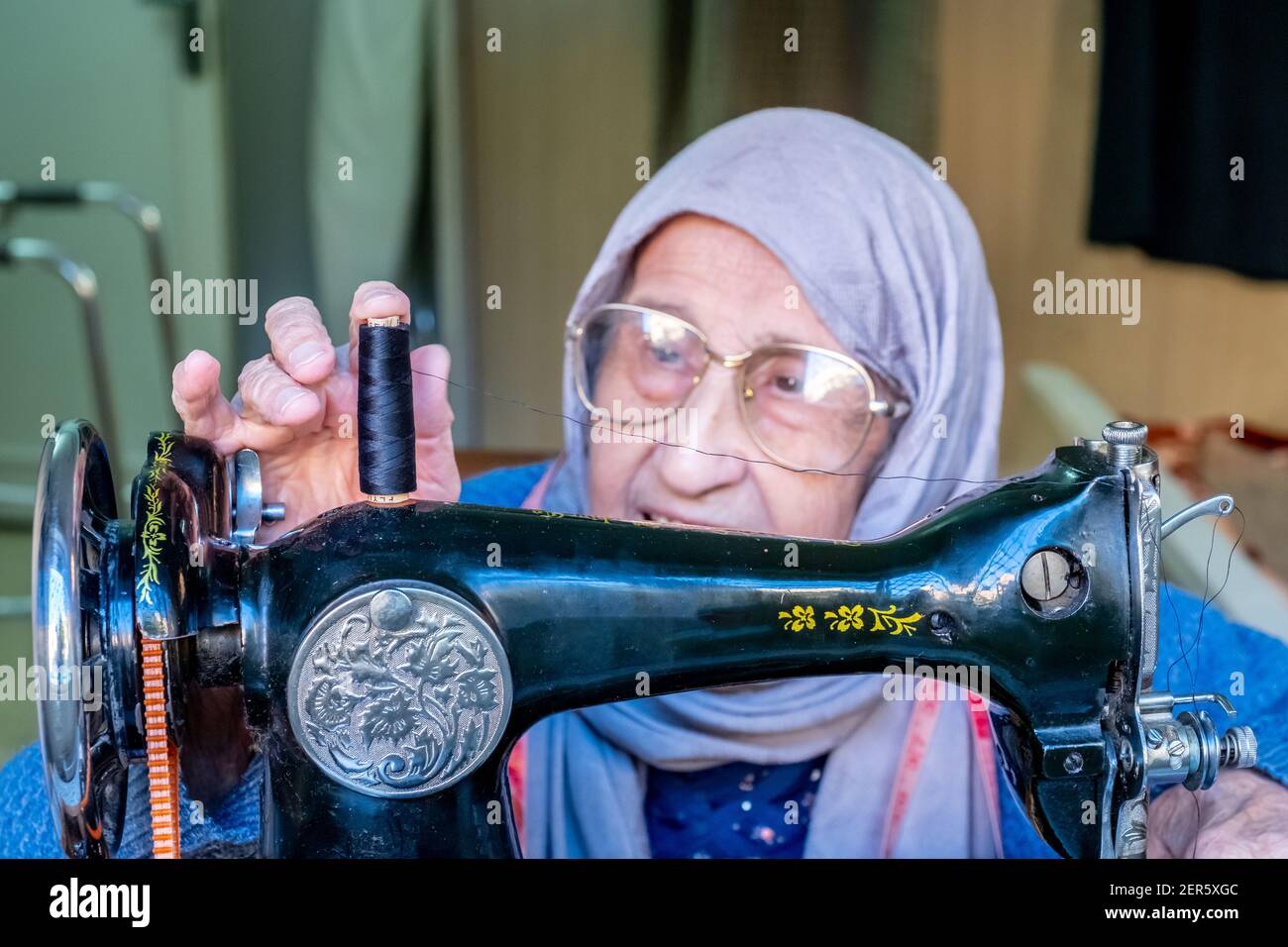 Arabic muslim old woman using old sewing machine Stock Photo - Alamy