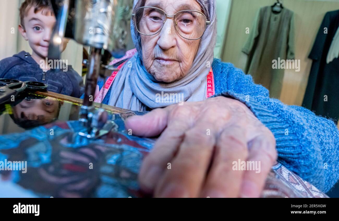 Arabic muslim old woman using old sewing machine Stock Photo - Alamy