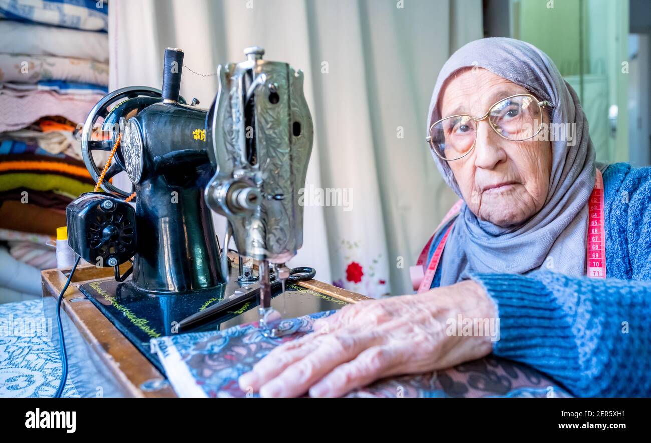 Arabic muslim old woman using old sewing machine Stock Photo - Alamy