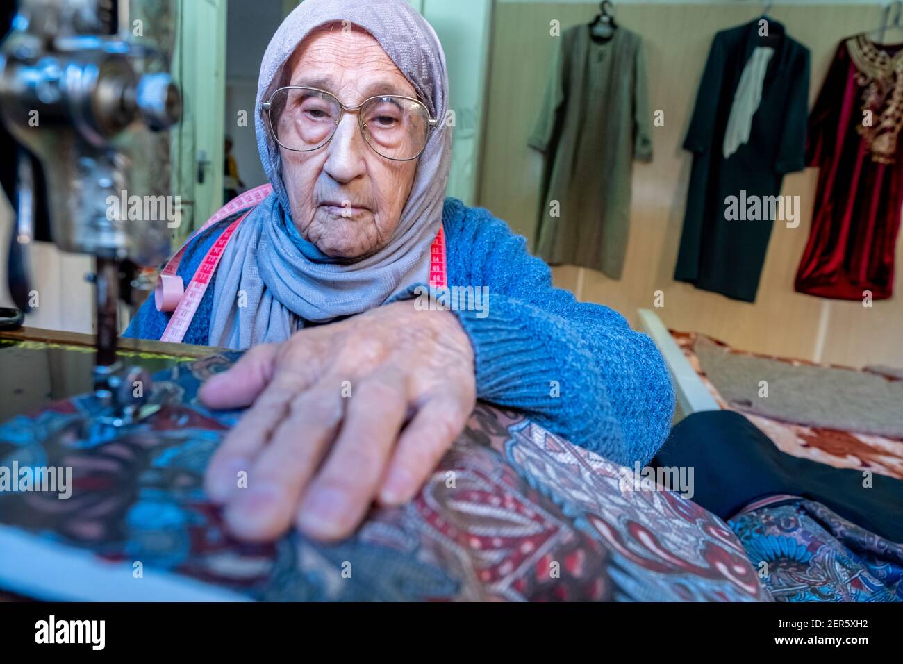 Arabic muslim old woman using old sewing machine Stock Photo - Alamy