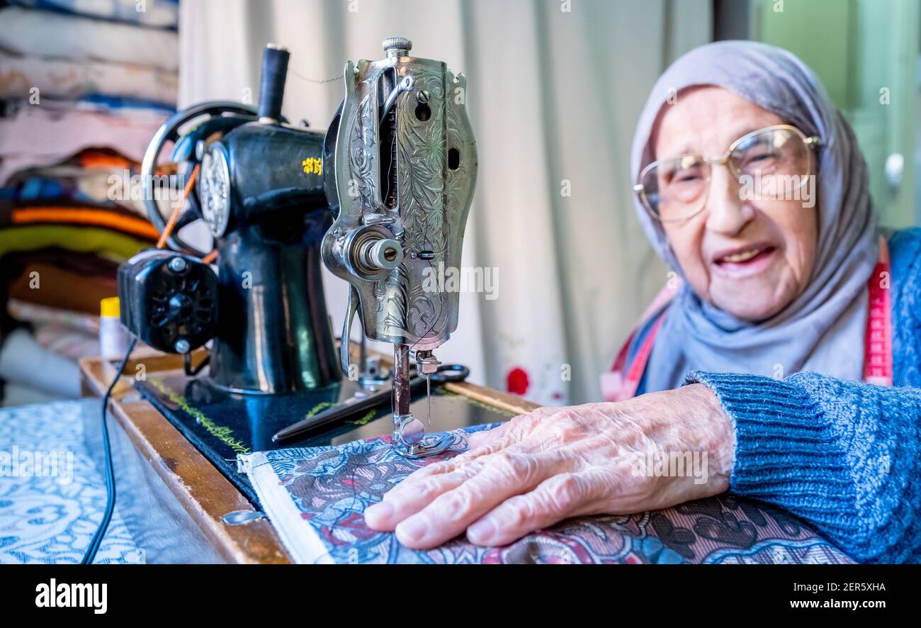 Arabic muslim old woman using old sewing machine Stock Photo - Alamy