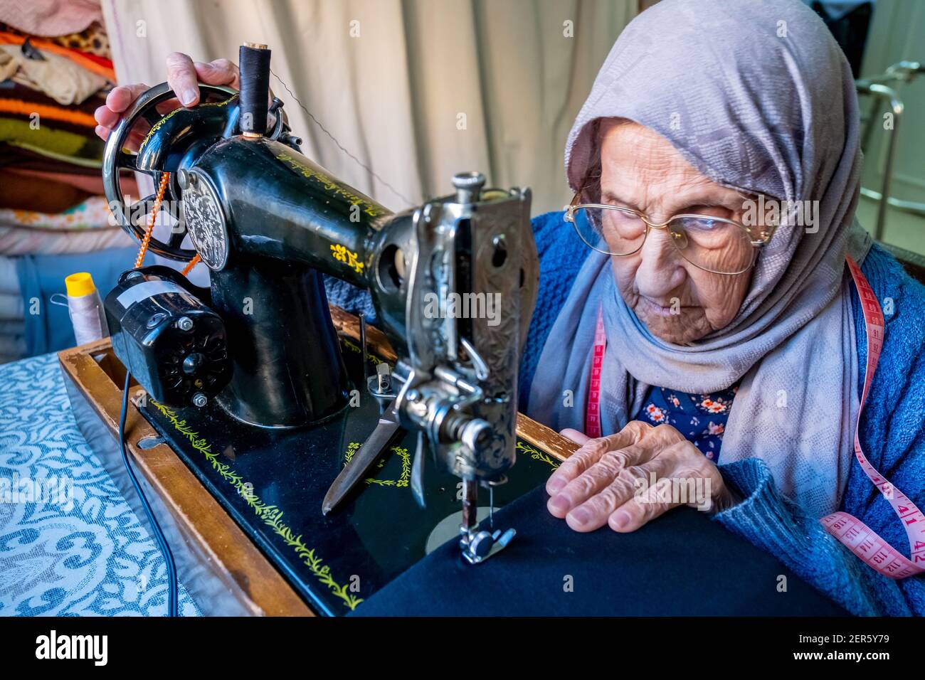 Arabic muslim old woman using old sewing machine Stock Photo - Alamy