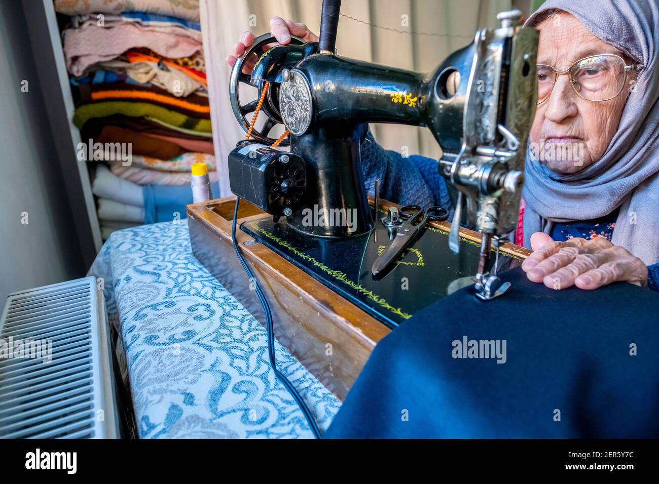 Arabic muslim old woman using old sewing machine Stock Photo - Alamy