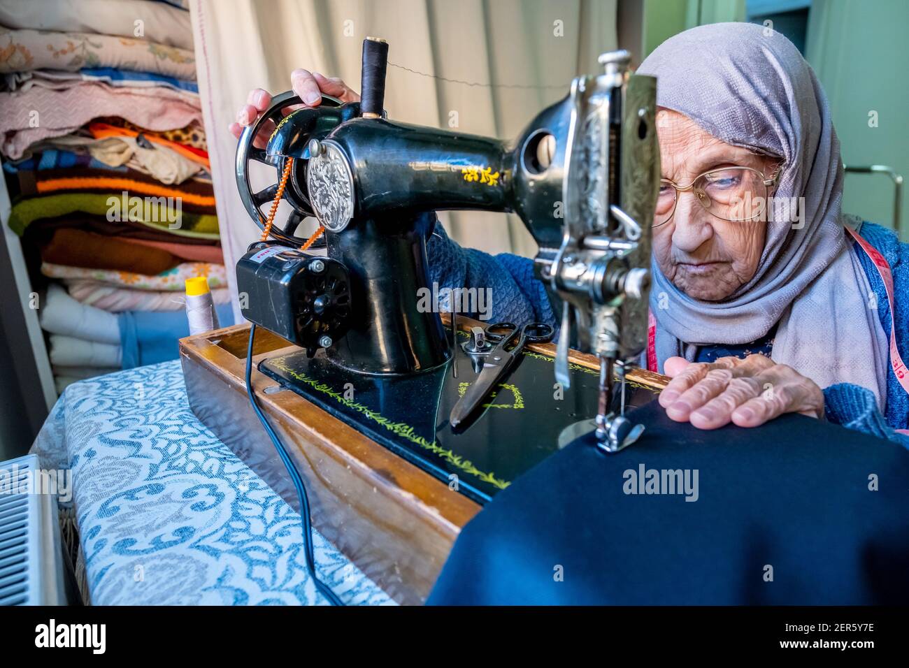 Arabic muslim old woman using old sewing machine Stock Photo - Alamy