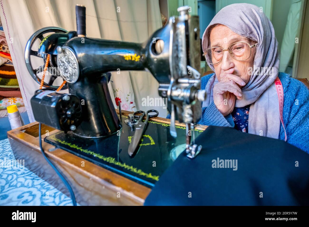 Arabic muslim old woman using old sewing machine Stock Photo - Alamy