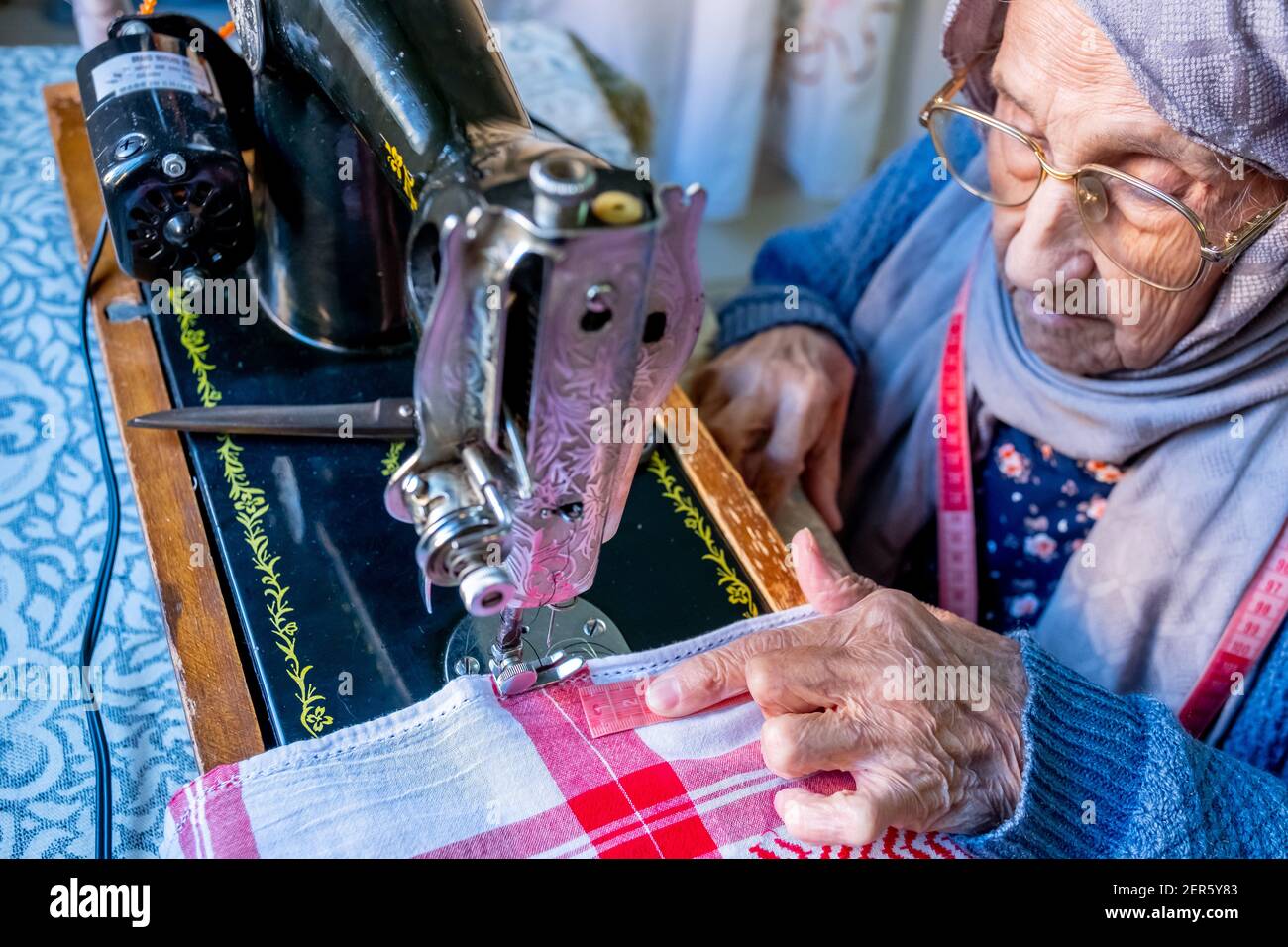 Arabic muslim old woman using old sewing machine Stock Photo - Alamy