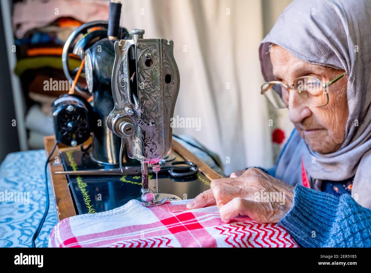 Arabic muslim old woman using old sewing machine Stock Photo - Alamy