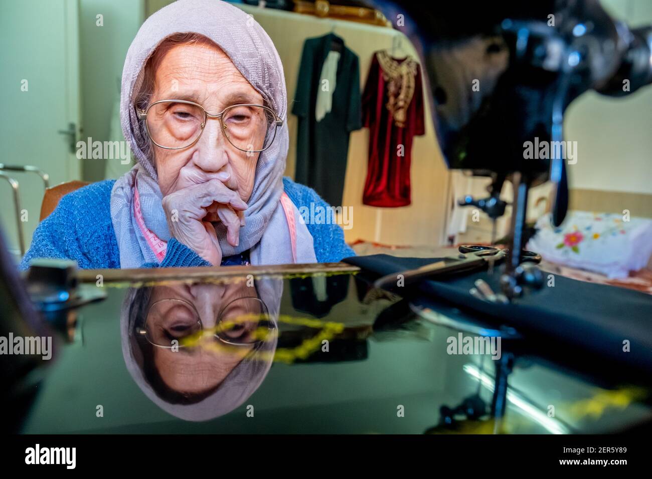 Arabic muslim old woman using old sewing machine Stock Photo - Alamy