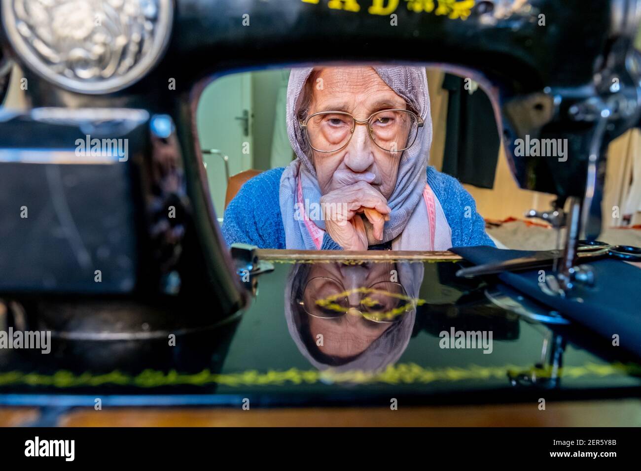 Arabic muslim old woman using old sewing machine Stock Photo - Alamy