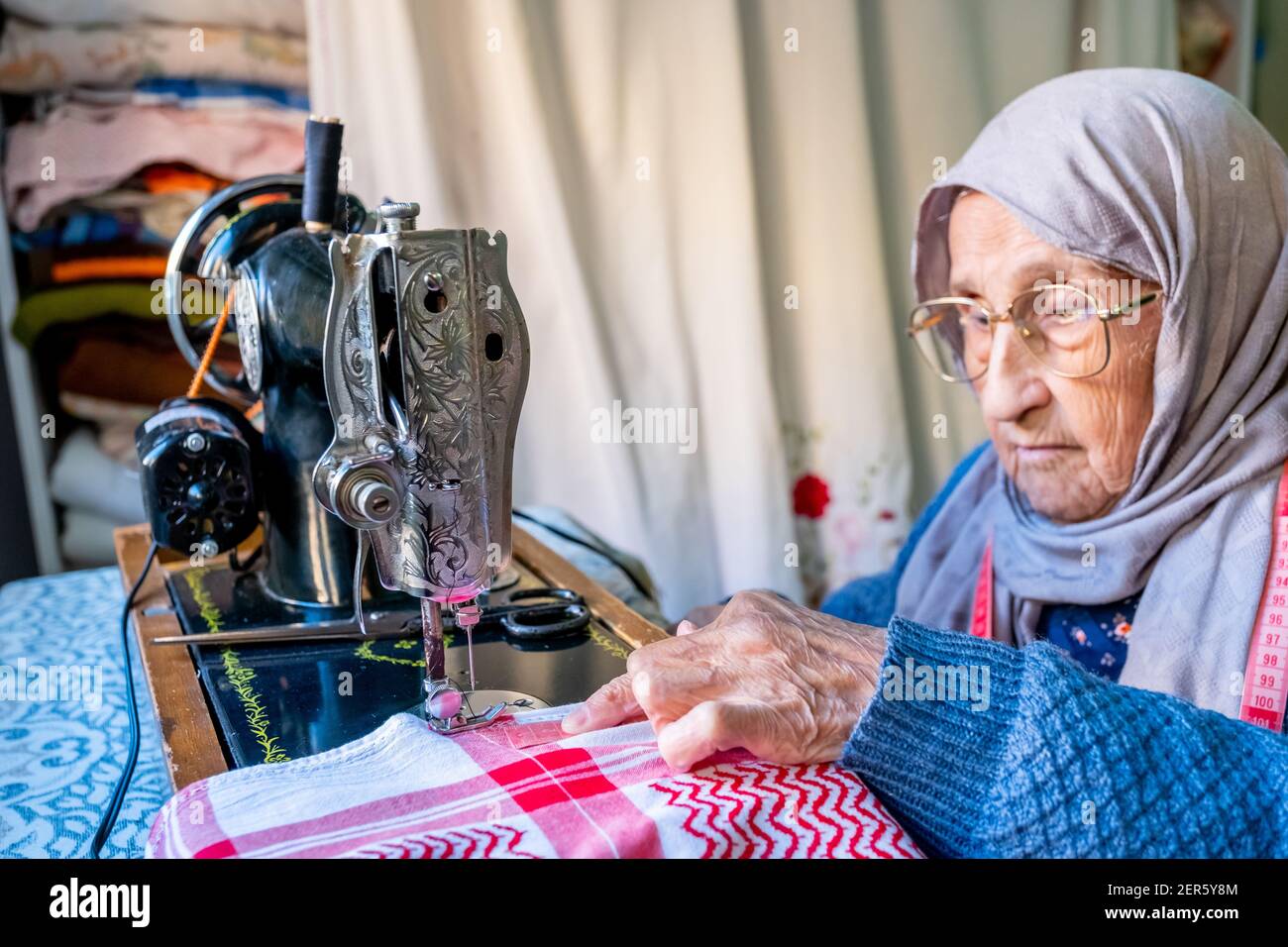 Arabic muslim old woman using old sewing machine Stock Photo - Alamy