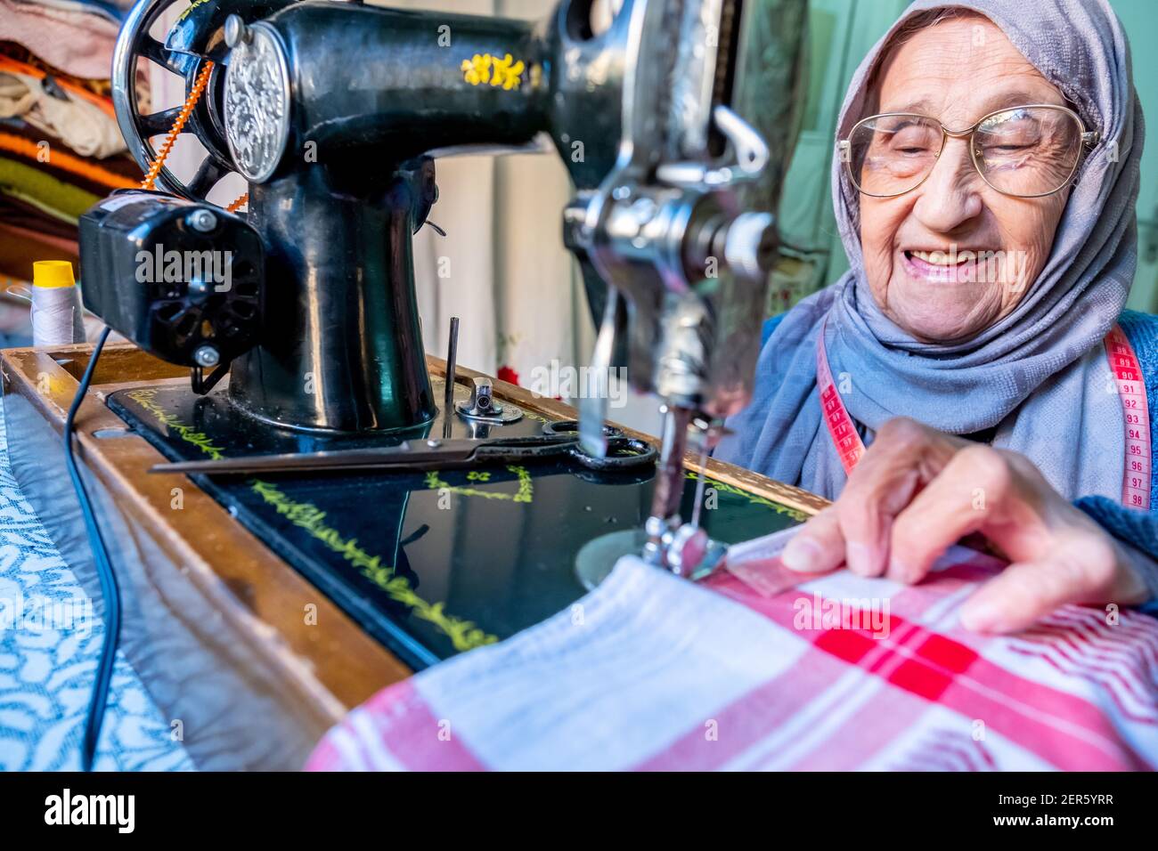 Arabic muslim old woman using old sewing machine Stock Photo - Alamy