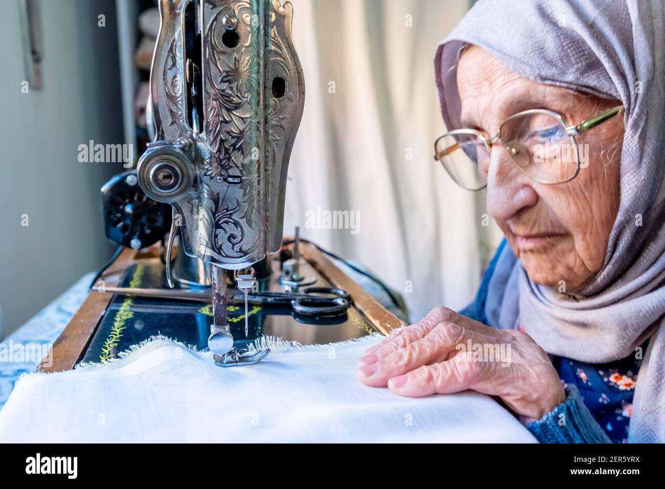 Arabic muslim old woman using old sewing machine Stock Photo - Alamy