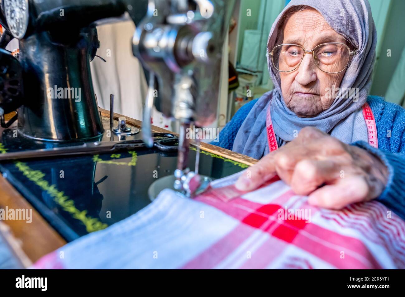 Arabic muslim old woman using old sewing machine Stock Photo - Alamy