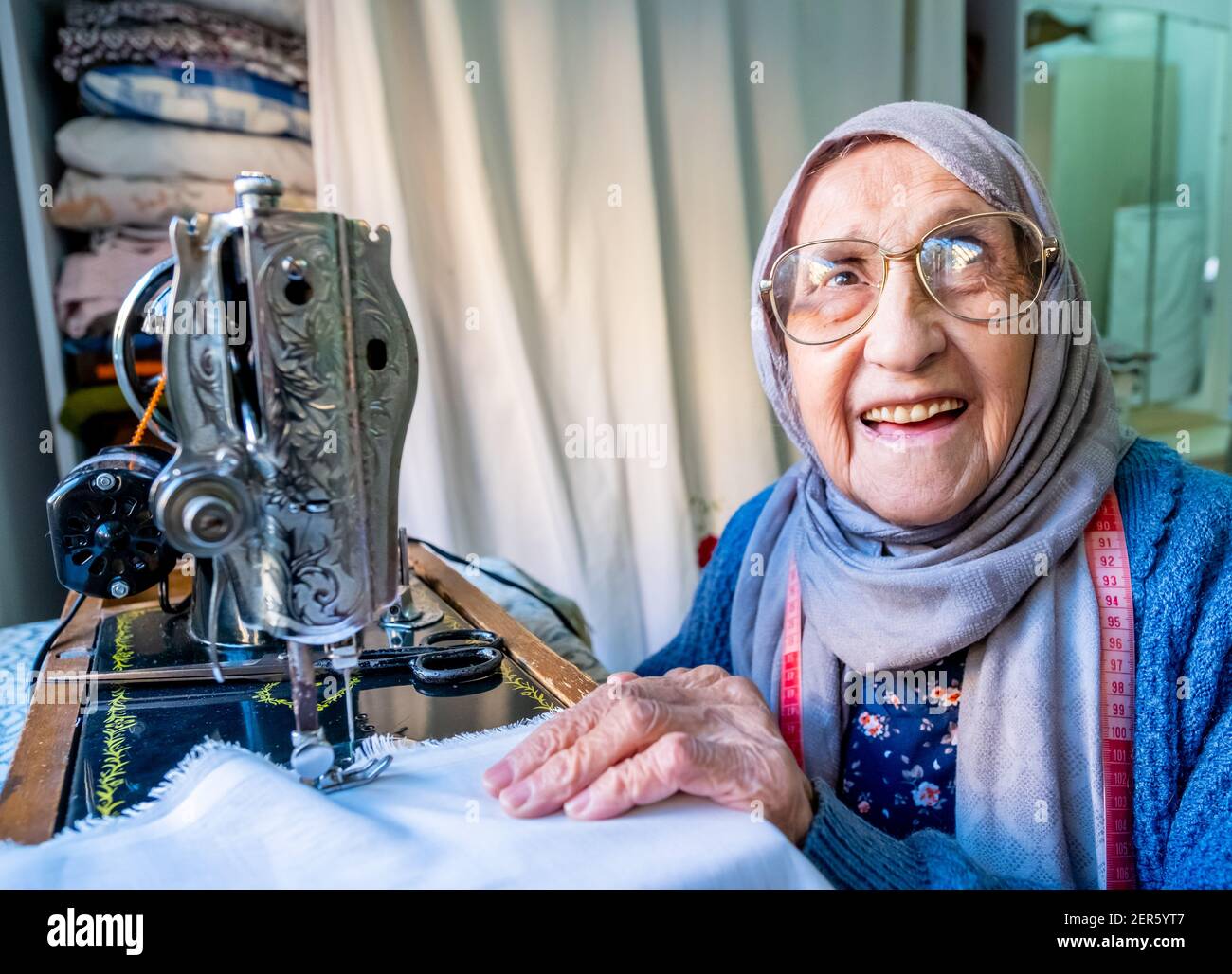 Arabic muslim old woman using old sewing machine Stock Photo - Alamy