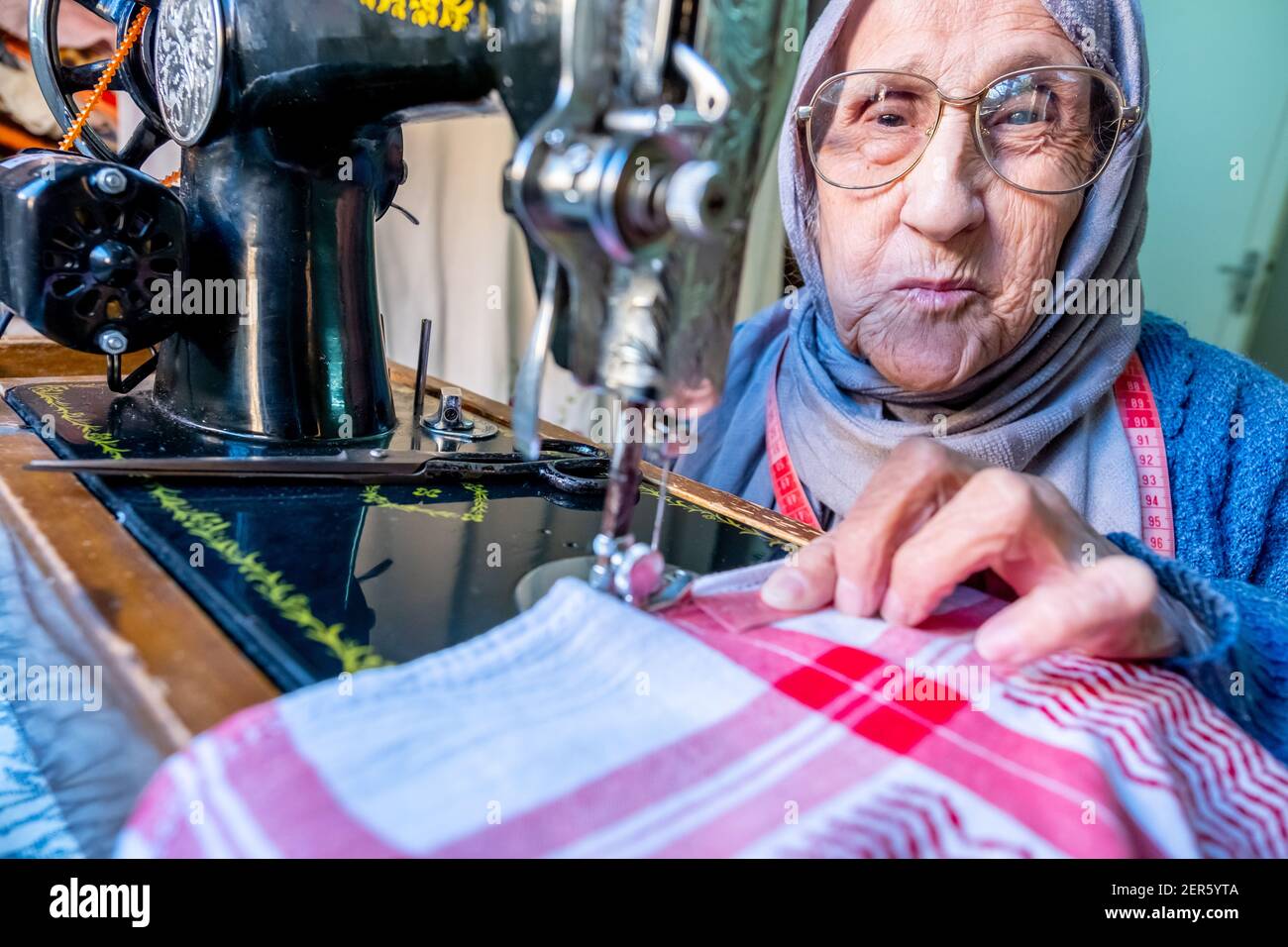 Arabic muslim old woman using old sewing machine Stock Photo - Alamy
