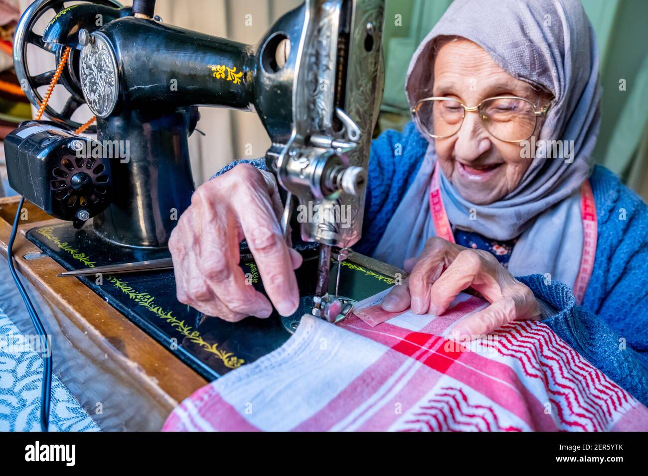 Arabic muslim old woman using old sewing machine Stock Photo - Alamy