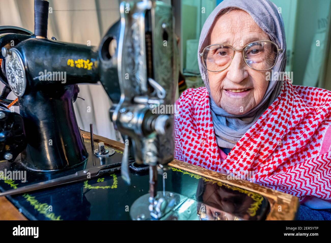 Arabic muslim old woman using old sewing machine Stock Photo - Alamy