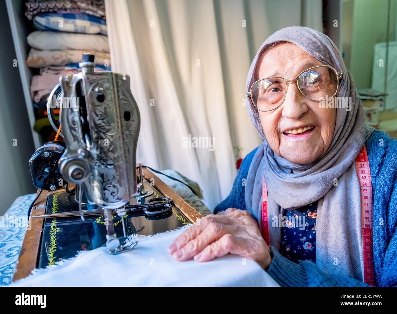 Arabic muslim old woman using old sewing machine Stock Photo - Alamy