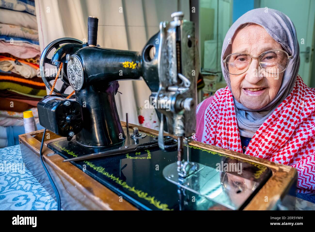 Arabic muslim old woman using old sewing machine Stock Photo - Alamy