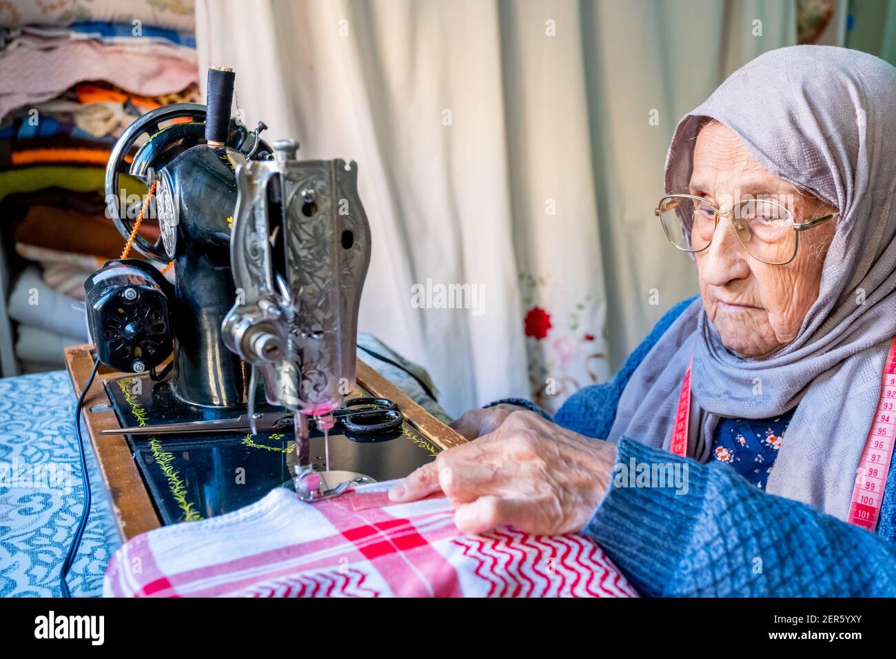 Arabic muslim old woman using old sewing machine Stock Photo - Alamy