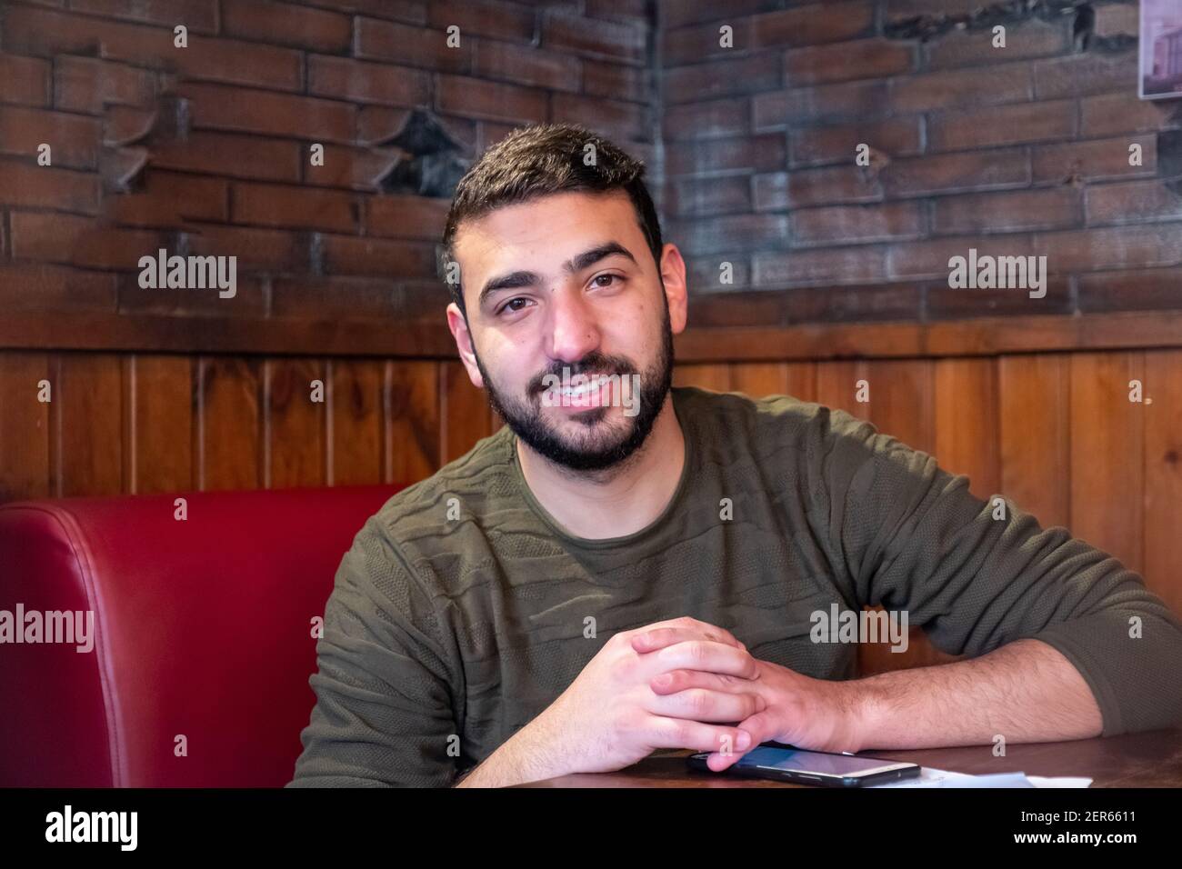 Arab man looking for restaurant hi-res stock photography and images - Alamy