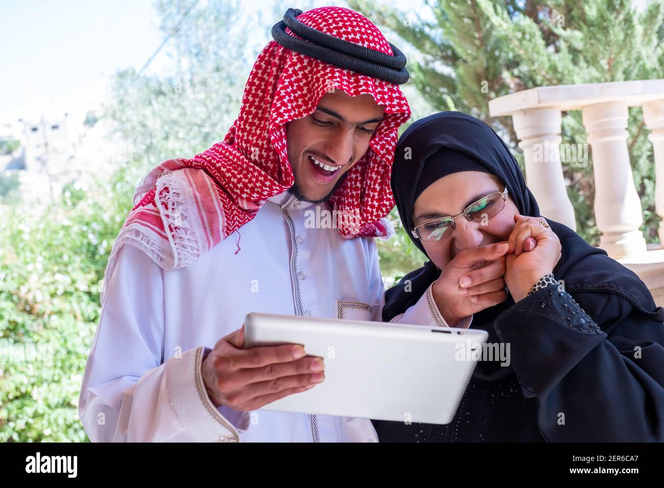 Muslim couple using tablet hi-res stock photography and images - Alamy