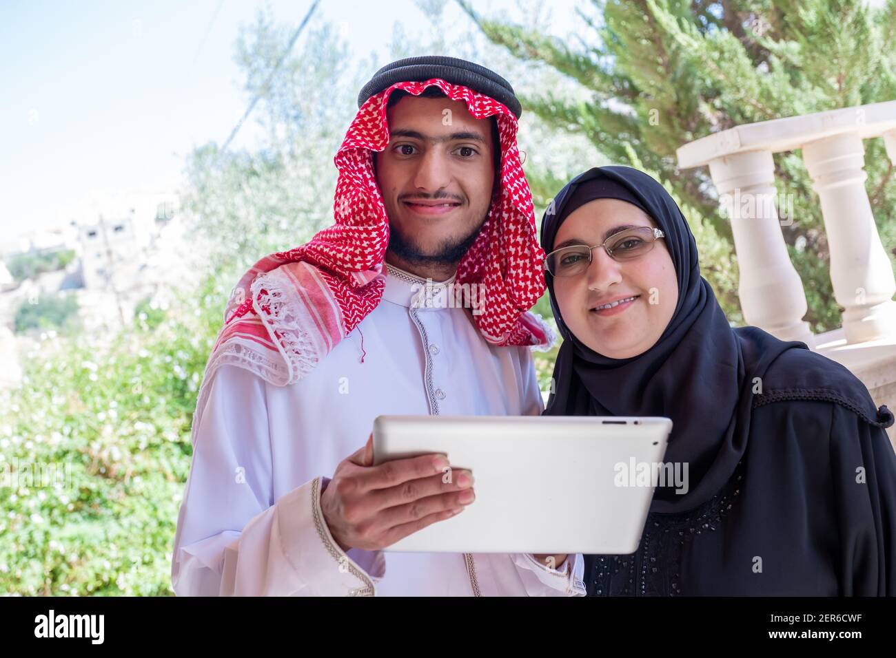 Muslim couple using tablet hi-res stock photography and images - Alamy
